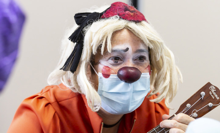 Edgar, clown et photographe en milieu de soins - Vivre Aux Eclats